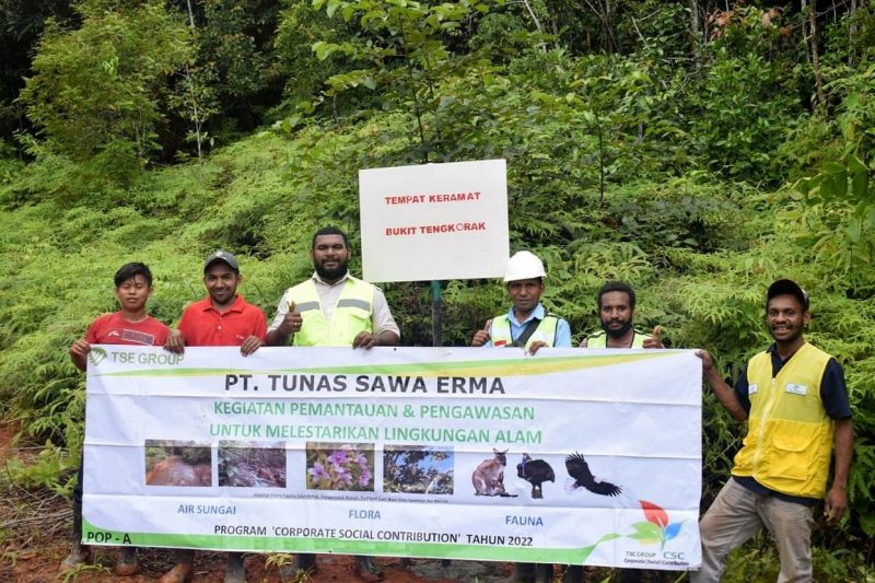 TSE Pasang Papan Perlindungan di Hutan Keramat, Papua – TSE GROUP