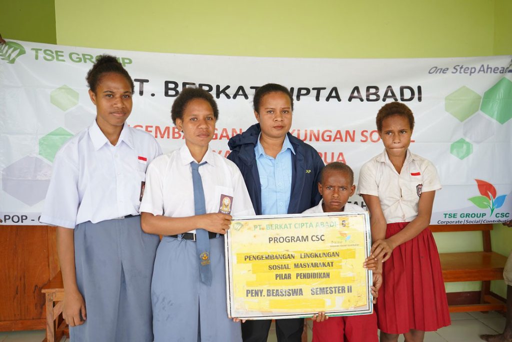 PT TSE dan PT BCA Channel Scholarship Aid to Hundreds of Papuan Students – TSE GROUP